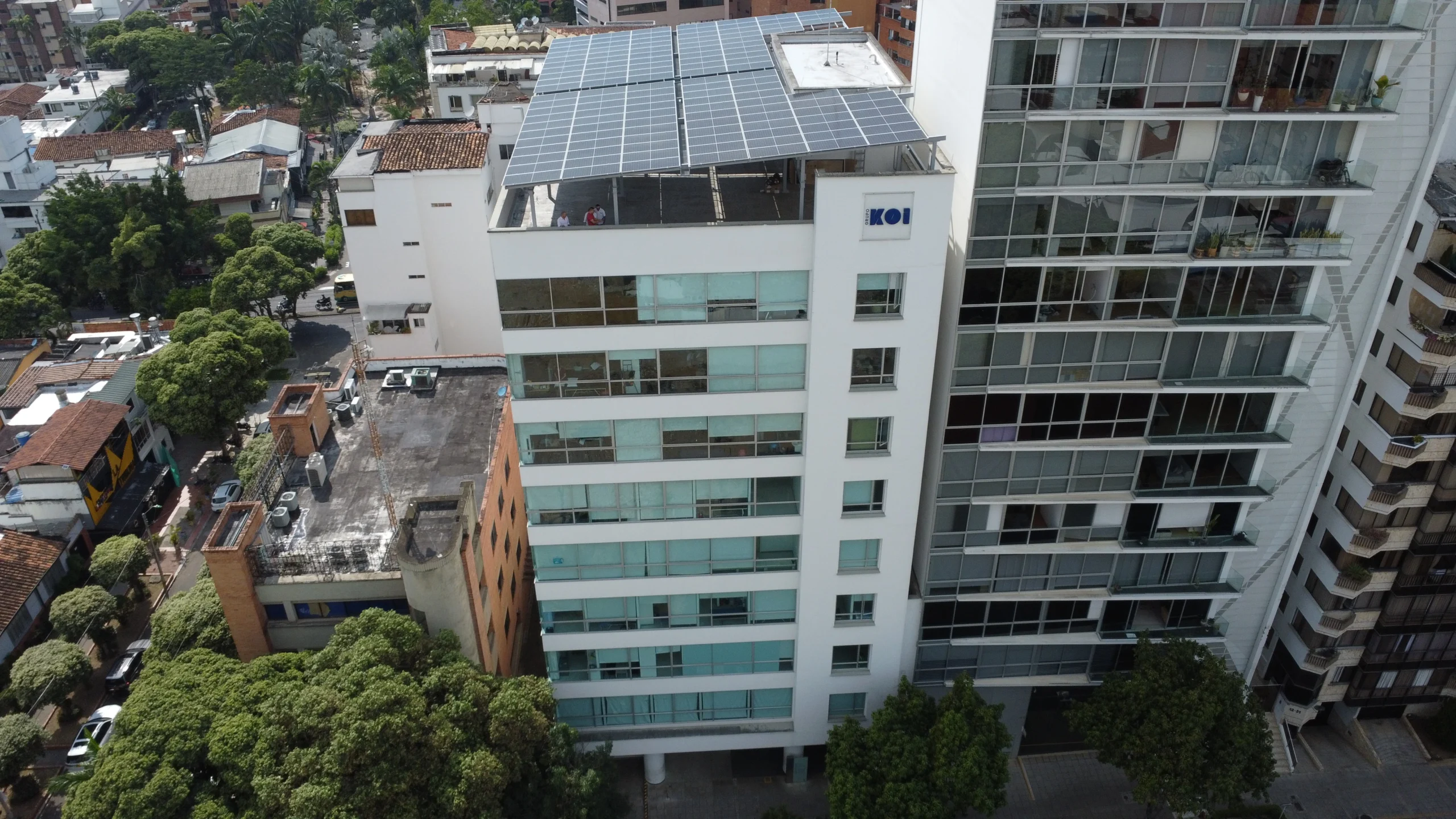 Sistema fotovoltaico en edificio K34: 126 paneles solares - Geenera